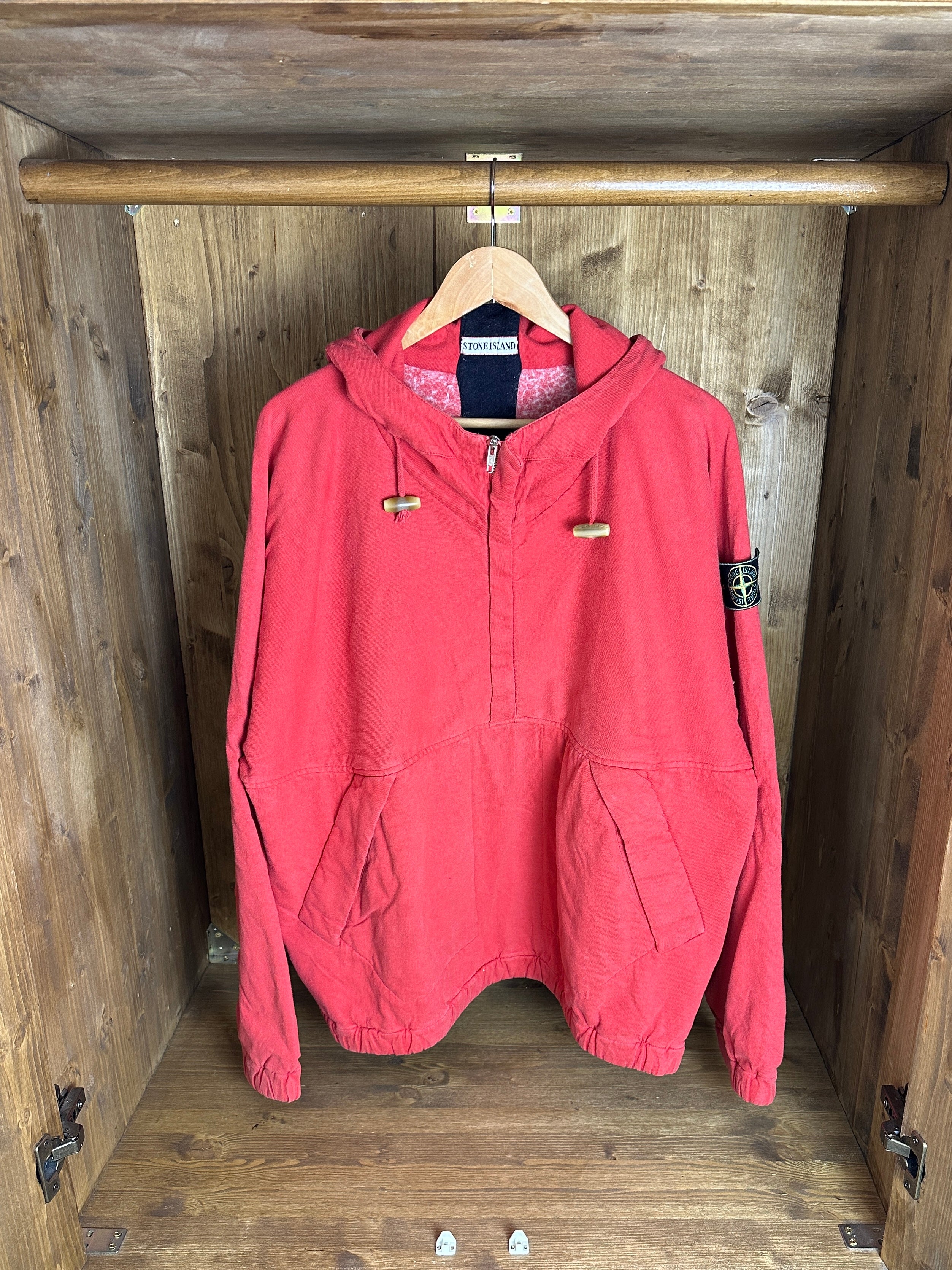 AW85 HOODIE in Blossom Red & Black – Big Badge Archivio